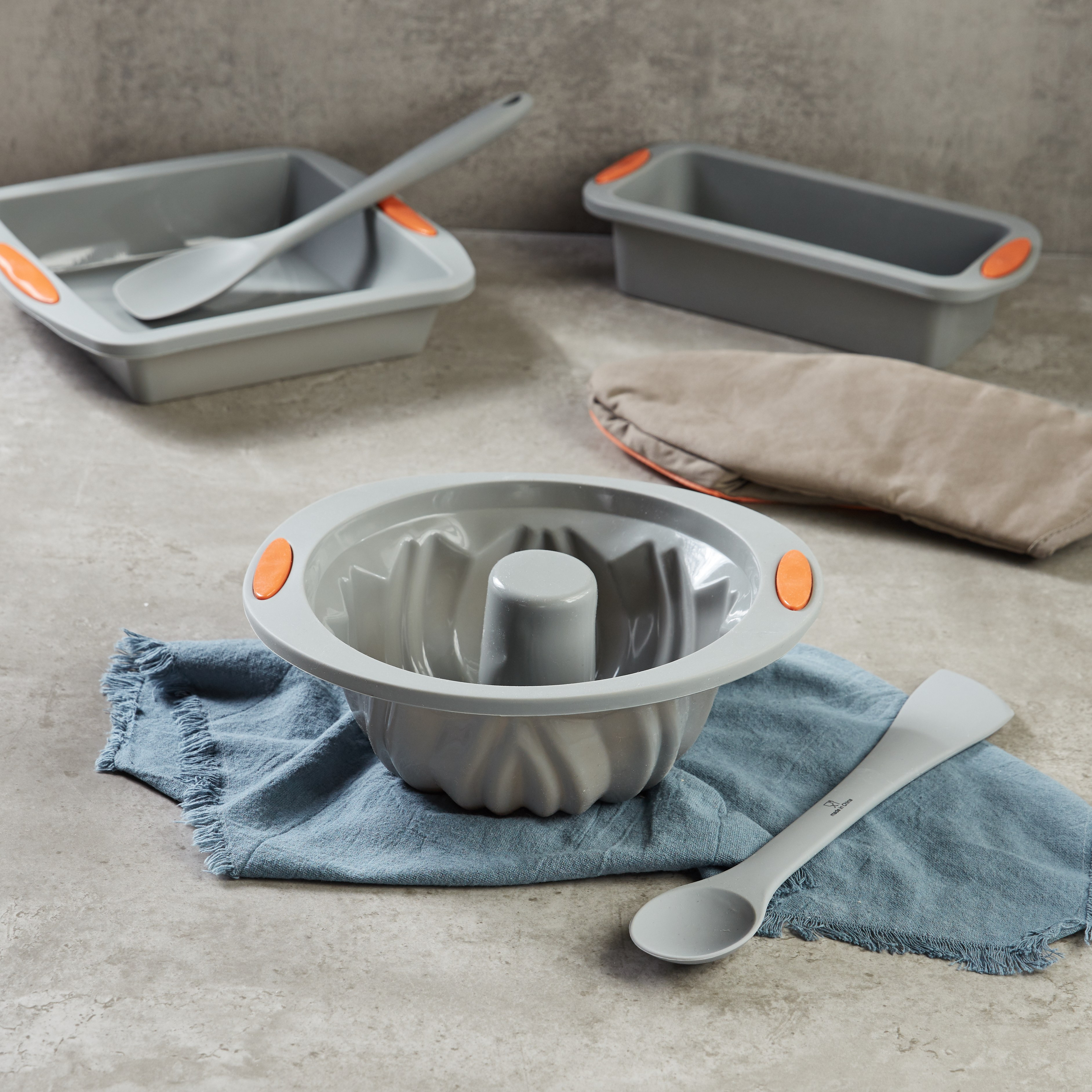 Shop Bake It Silicone Crown Pan | Home Centre UAE