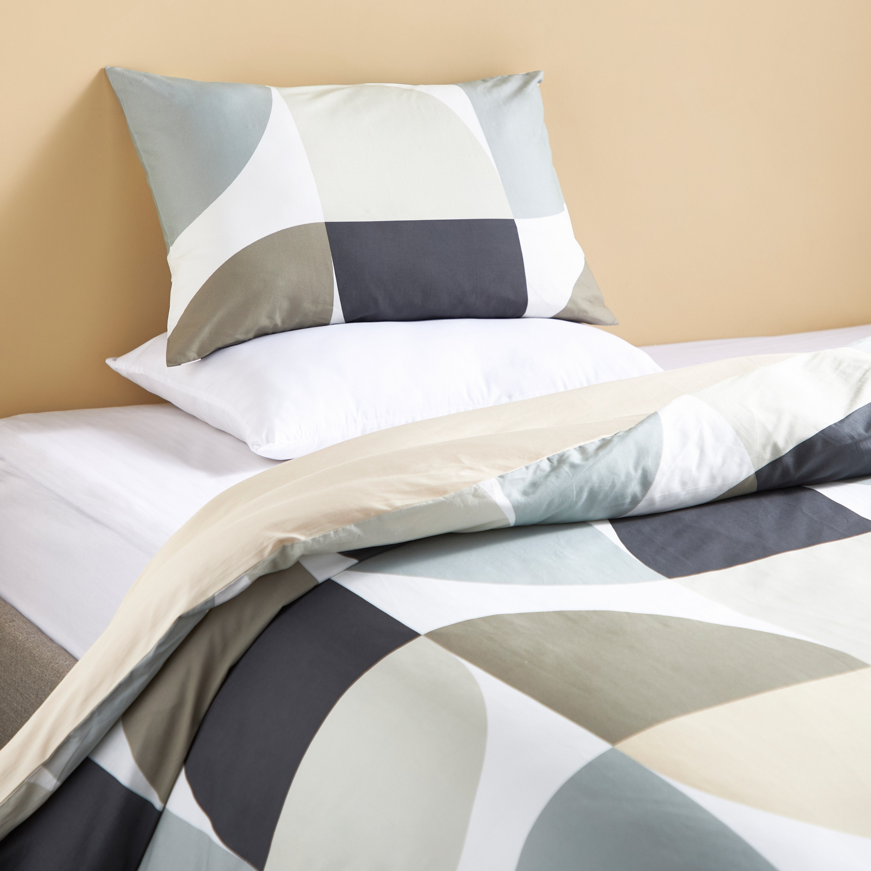 Shop Alfie 2-Piece Full Comforter Set - 160x240 cm | Home Centre UAE