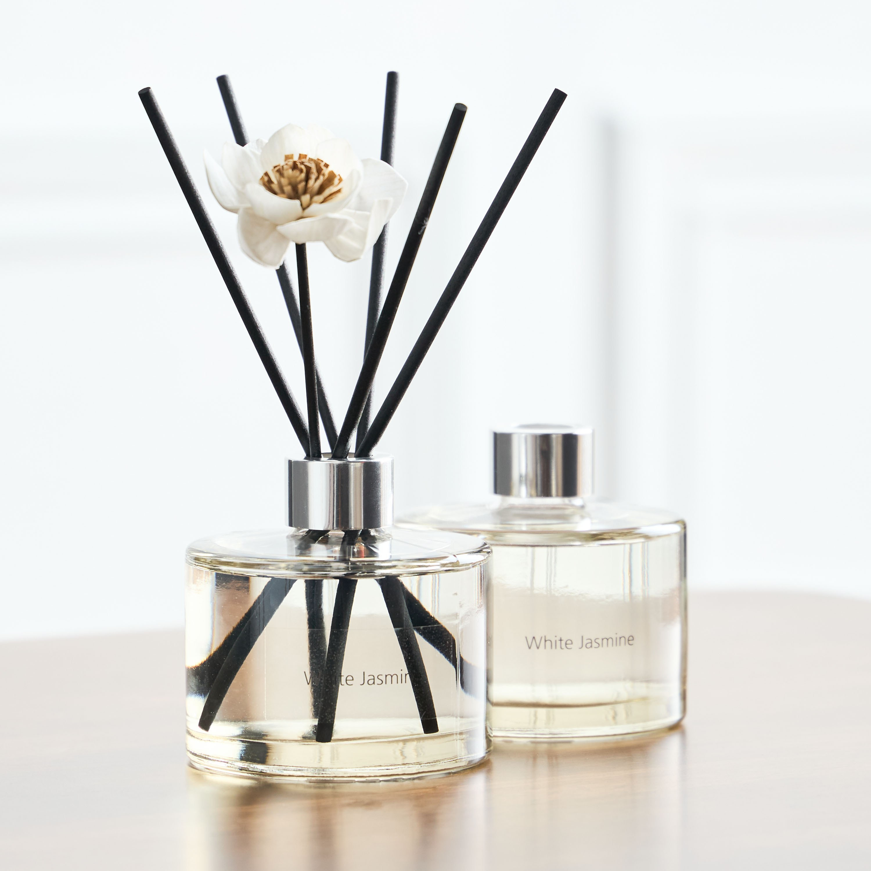 Shop Oscura 2-Piece White Jasmine Reed Diffuser Set - 200 ml Online | Homecentre Oman