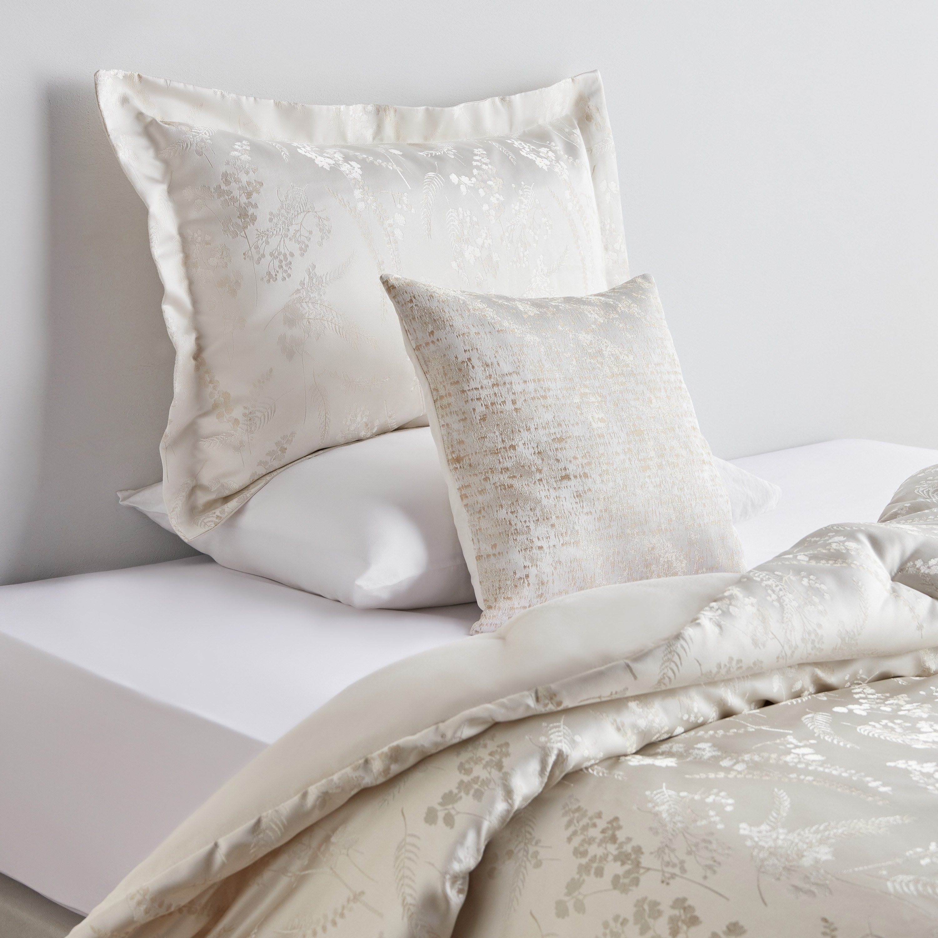Shop Amore Jacquard 3-Piece Full Comforter Set - 160x240 cm ...